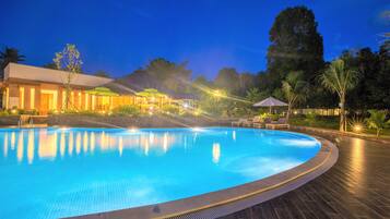 Piscina externa, guarda-sóis, espreguiçadeiras