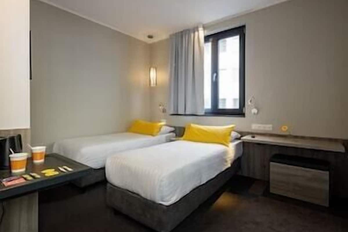 Escrivaninha, quartos à prova de som, Wi-Fi de cortesia, roupa de cama