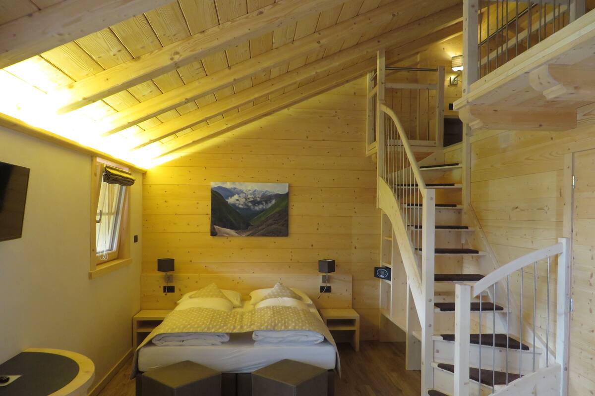 Quarto Familiar, vista para a montanha | Roupa de alta qualidade, edredões de penas, cofre no quarto, secretária