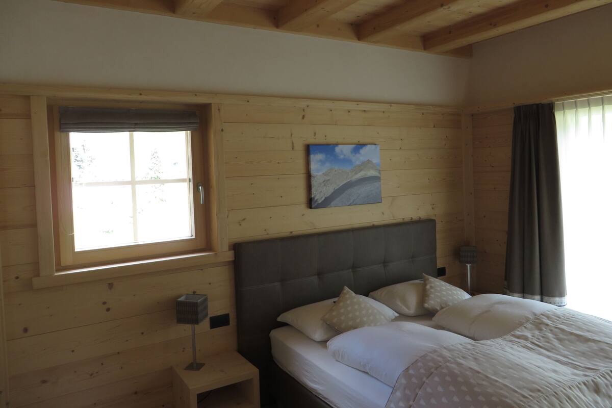 Quarto Duplo ou Twin Comfort, vista para a montanha | Roupa de alta qualidade, edredões de penas, cofre no quarto, secretária