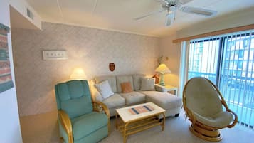 Apartamento em Condomínio Fechado, 1 quarto | Sala | Televisor, leitor de DVD