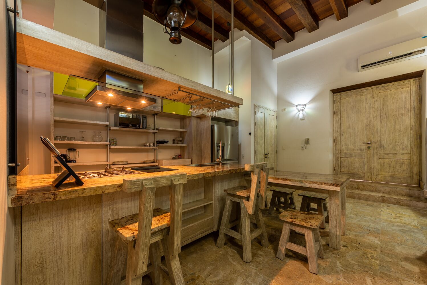 Apartamento | Cozinha privada | Geladeira grande, micro-ondas, fogão, cooktop