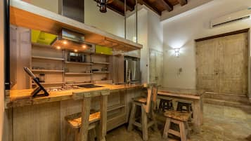 Apartamento | Cozinha privada | Geladeira grande, micro-ondas, fogão, cooktop