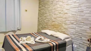 Quarto econômico | Cortinas blackout, ferros/tábuas de passar roupa, Wi-Fi de cortesia