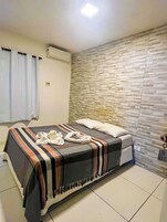 Quarto econômico | Cortinas blackout, ferros/tábuas de passar roupa, Wi-Fi de cortesia