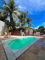 Piscina externa, espreguiçadeiras