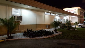Um edifício com uma placa que diz "Parkway Inn Airport Hotel".
