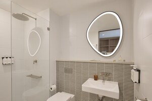 Quarto luxo, 1 cama King | Banheiro | Chuveiro, produtos de toalete grátis, secador de cabelo 