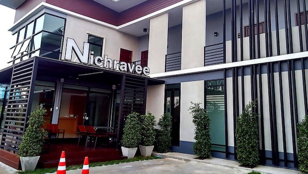 Um edifício moderno com uma placa de destaque exibindo 