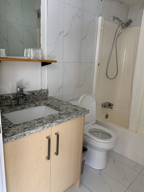 Quarto Básico, 2 camas de casal, kitchenette | Casa de banho | Uma combinação polibã/banheira, artigos de higiene pessoal grátis