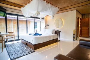 Deluxe Sea View Villa with Spa Bath | Minibar, cofre no quarto, secretária, cortinas/cortinados opacos 