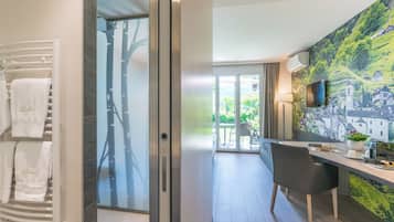 Quarto Triplo Comfort, 3 camas individuais, casa de banho privativa | Roupa de alta qualidade, minibar, cofre no quarto, secretária