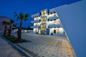 Fachada da propriedade à noite