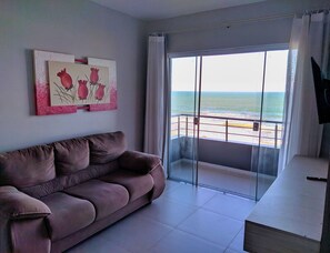 Apartamento, 2 quartos, vista para o mar | Cofre no quarto, cortinas/cortinados opacos, ferro/tábua de engomar 