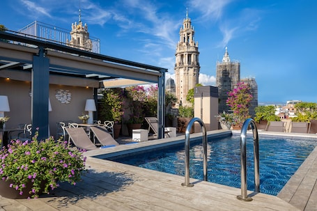 Terraço/pátio. Duquesa Suites Landmark Hotel by Duquessa Hotel Collection