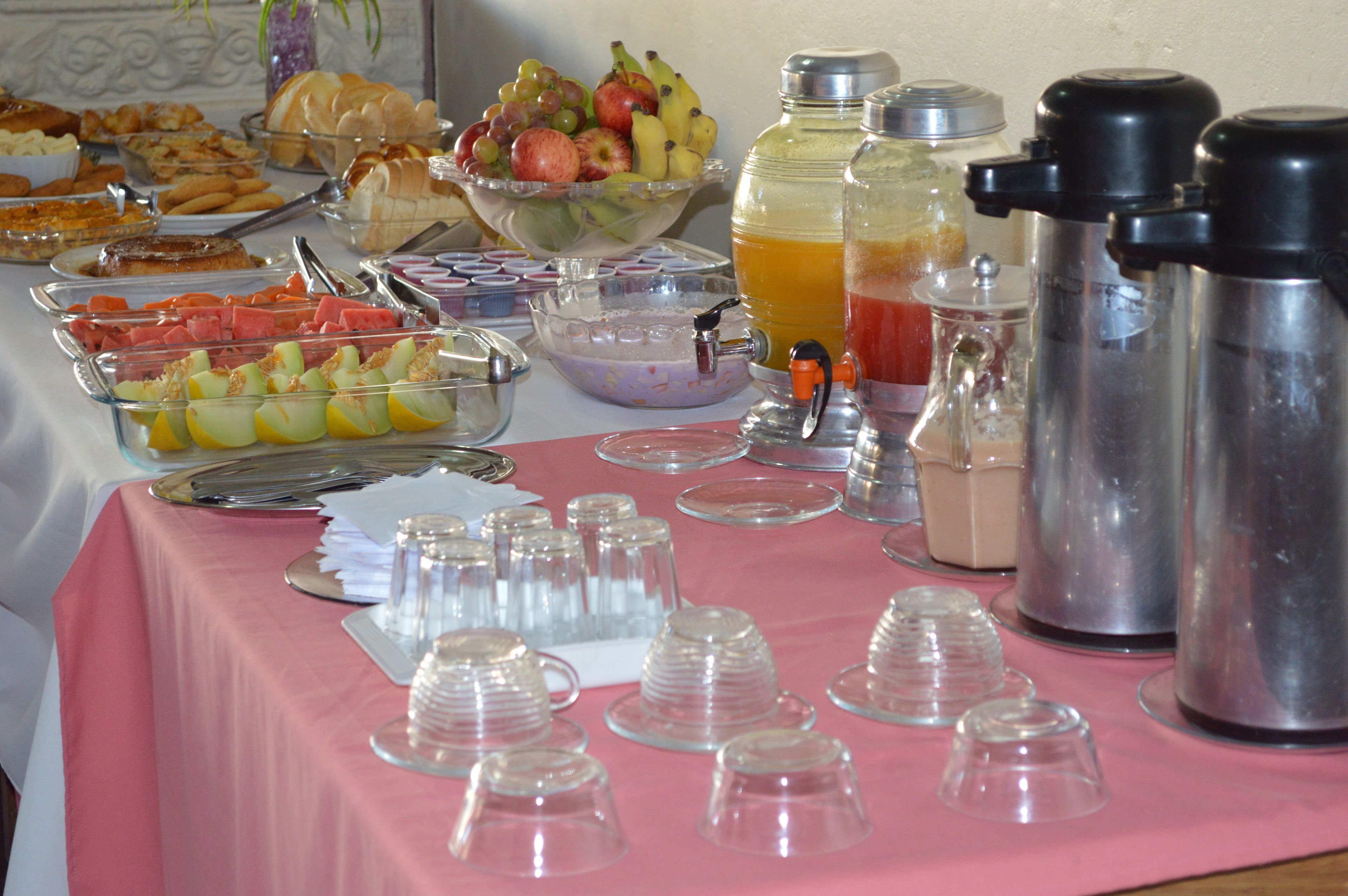 Café da manhã com buffet grátis todos os dias
