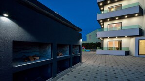 Um edifício moderno com várias varandas e grandes janelas.