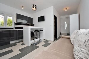 Apartamento, 1 quarto, no piso térreo | Área de estar | TV, mesa de pingue-pongue