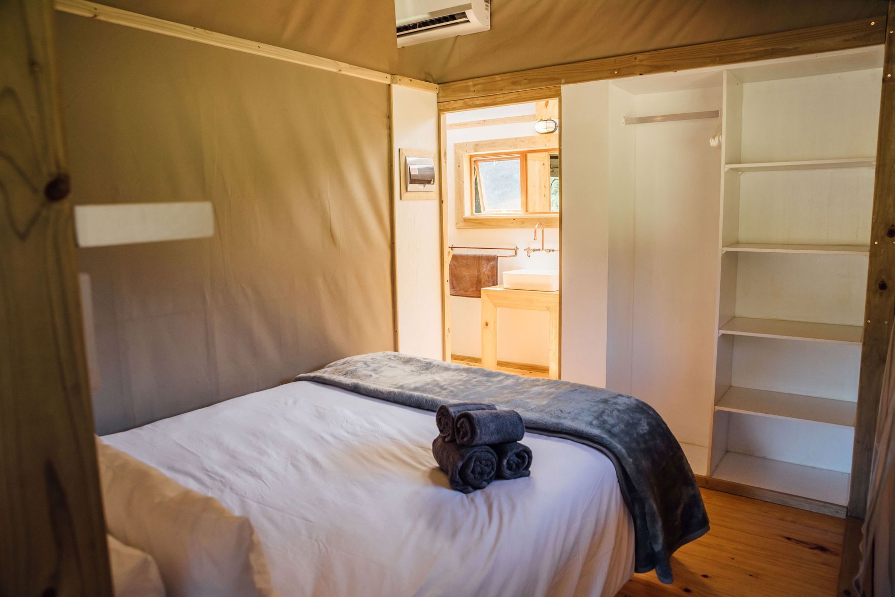 Berços grátis, Wi-Fi de cortesia, roupa de cama