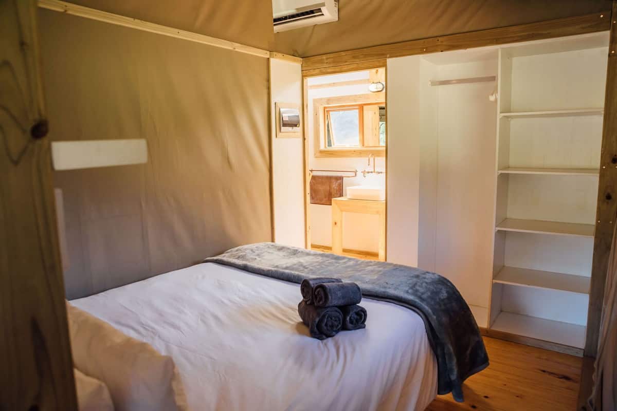 Berços grátis, Wi-Fi de cortesia, roupa de cama