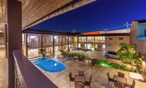 Quarto superior | Camas com colchões pillow-top, frigobar, ferros/tábuas de passar roupa