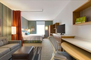 Escrivaninha, cortinas blackout, ferros/tábuas de passar roupa