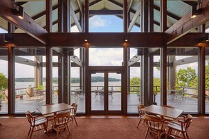 Pequenos-almoços, almoços, jantares servidos, cozinha americana 