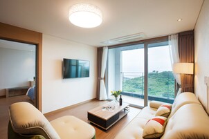 Suite, vista para o oceano (You Us) | Sala de estar | TV de ecrã plano, filmes pagos 