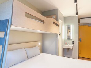Quarto, várias camas | Secretária, cortinas/cortinados opacos, quartos insonorizados 