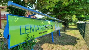 Placa de identificação do Hotel Lemand em Villefontaine.