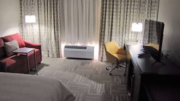Quarto, 1 cama king-size e sofá-cama, não fumadores | 1 quarto, cofre no quarto, secretária, ferro/tábua de engomar