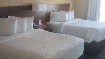 Quarto, 2 camas queen-size, não fumadores (Mobility Accessible, Tub) | Secretária, secretária adequada para computadores portáteis