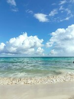 Perto da praia, areia branca 