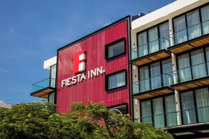 Um edifício moderno com fachada vermelha e o letreiro