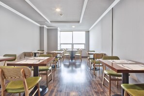 Café da manhã com buffet todos os dias (KRW 19360.00 por pessoa) 