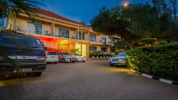 Fachada do alojamento (tarde/noite)