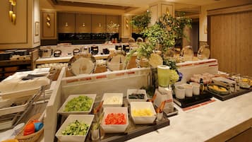 Pequeno-almoço tipo buffet diário (3000 JPY por pessoa)