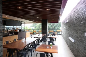 Café da manhã mediante uma taxa