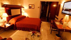 Quarto casal | Frigobar, escrivaninha, cortinas blackout, Wi-Fi de cortesia