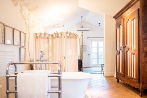 Quarto Master | Roupas de cama premium, frigobar, cofres nos quartos