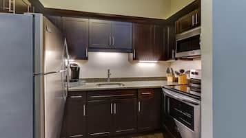 Suite Clássica (Dual Queen) | Cozinha privada | Um frigorífico/congelador grande, um micro-ondas, um forno