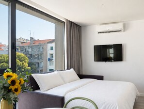 Duplex, 2 quartos | Sala de estar | Smart TV 43 polegadas com canais a cabo