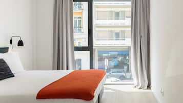 Apartamento, 1 quarto | Cofre no quarto, secretária, cortinas/cortinados opacos