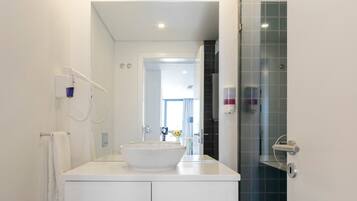 Apartamento Superior, 1 quarto | Casa de banho | Um polibã, artigos de higiene pessoal grátis, um secador de cabelo