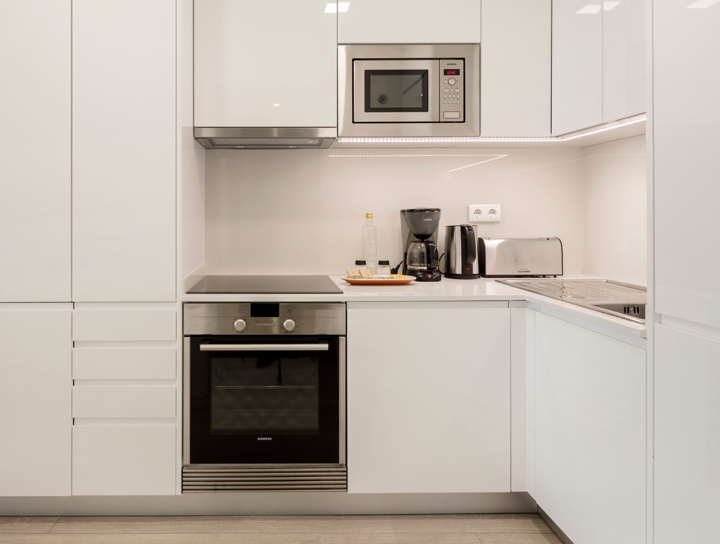 Apartamento Superior, 1 quarto | Cozinha privada | Um frigorífico/congelador grande, um micro-ondas, uma placa de cozinha 