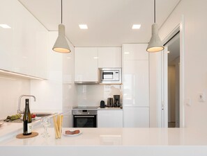 Duplex, 2 quartos | Cozinha privada | Geladeira grande, micro-ondas, cooktop, lava-louças
