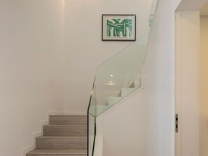 Duplex, 2 quartos | Sala de estar | Smart TV 43 polegadas com canais a cabo