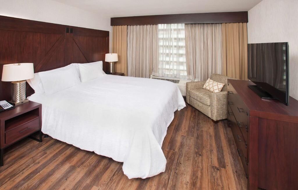 Roupa de alta qualidade, cofre no quarto, secretária 