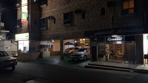 Fachada da propriedade à noite