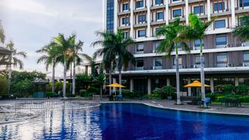 Piscina exterior, guarda-sóis, nadadores-salvadores no local